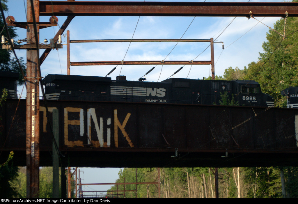 NS C40-9W 8985 trails on 17G